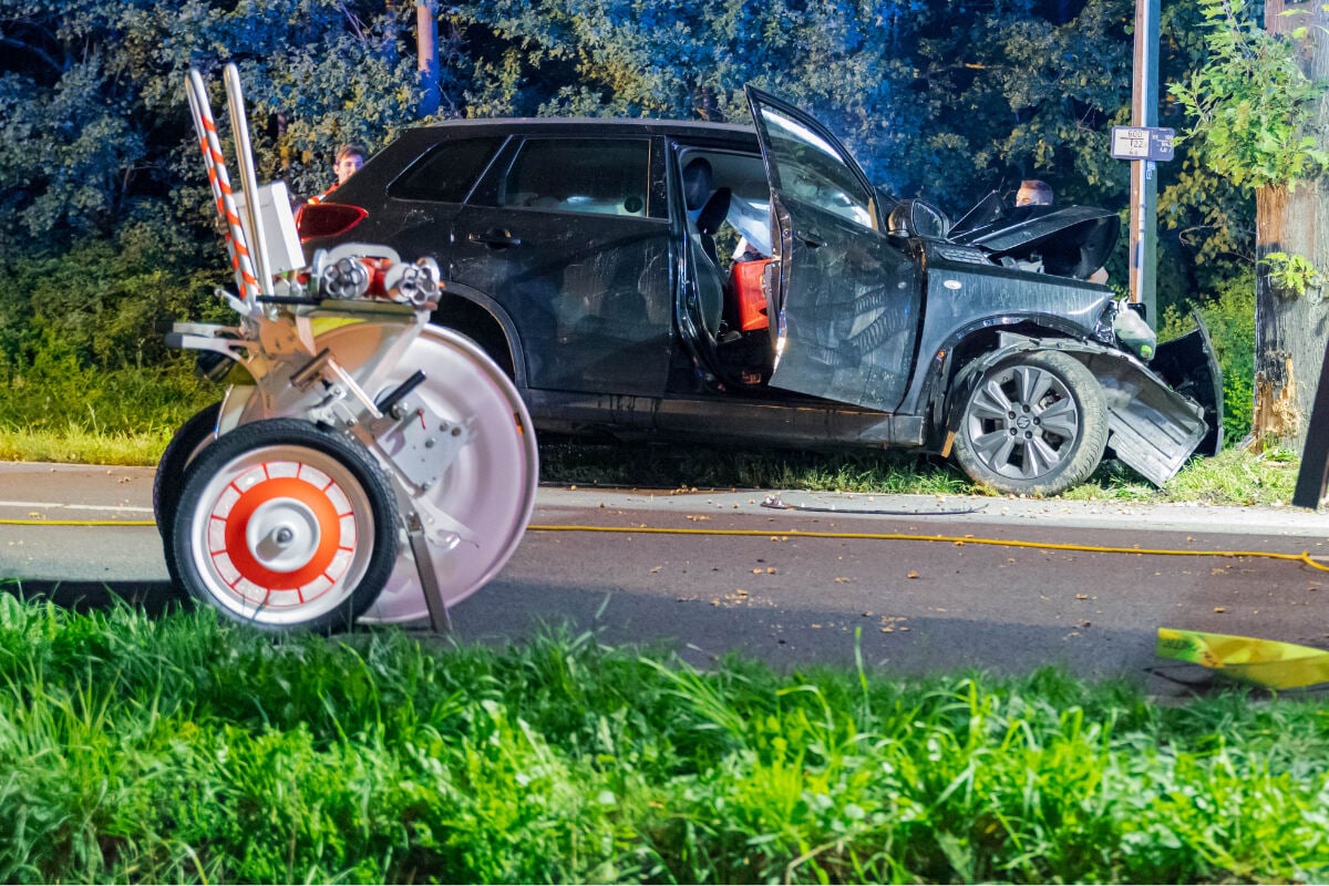 Tödlicher Unfall in Köln: Mann wird in Suzuki eingeklemmt und stirbt