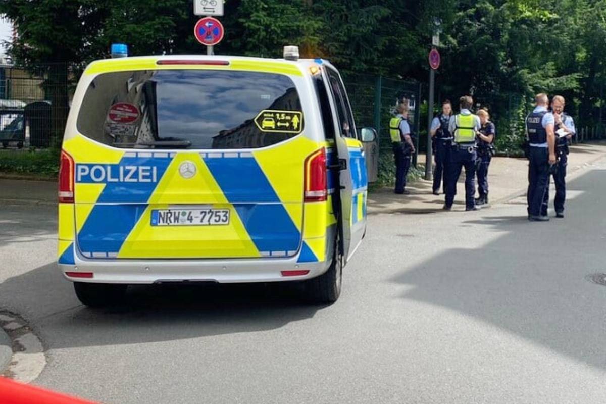 Mit Schuss aus Dienstwaffe: Polizei stoppt Angreiferin, Frau verletzt ... Mit Schuss aus Dienstwaffe: Polizei stoppt Angreiferin, Frau verletzt ...
