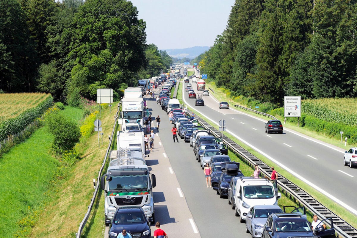 Unfall A8: Unfall am Stauende auf der A8 - Mehrere Verletzte und lange ...
