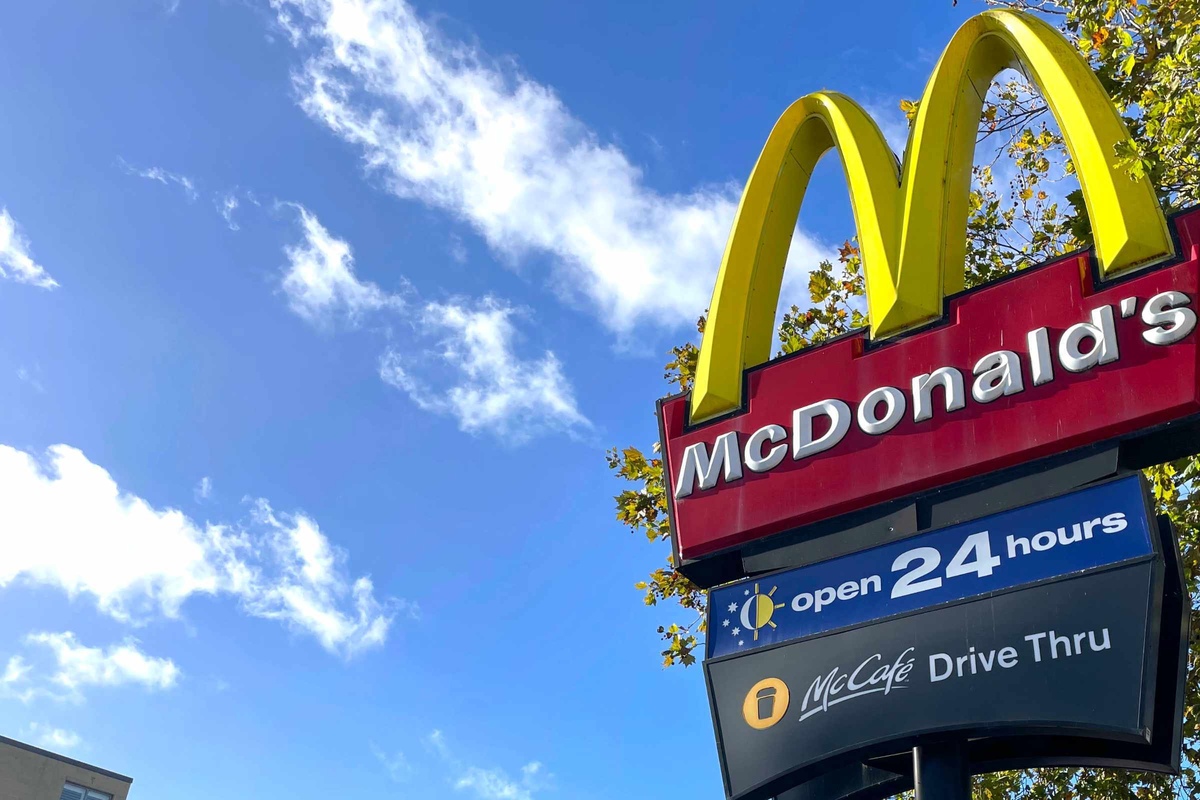 "McDonald" Trump works as McDonald's fry cook in latest puzzling ...