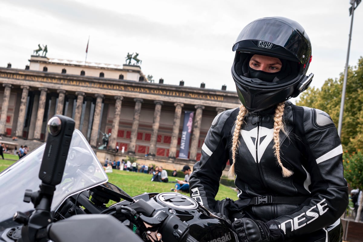 Berlin: Influencerin Emily filmt Szenen vom Motorrad aus - das steckt ...