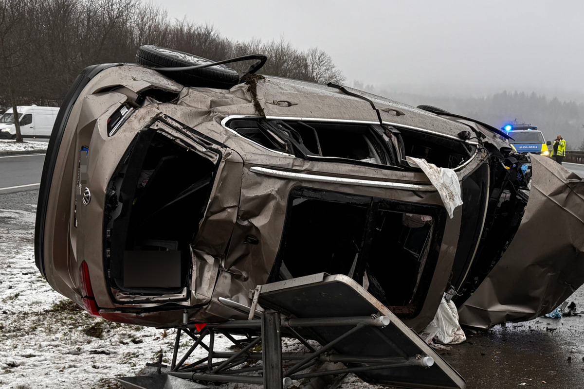 Unfall auf A72 - Auto überschlägt sich