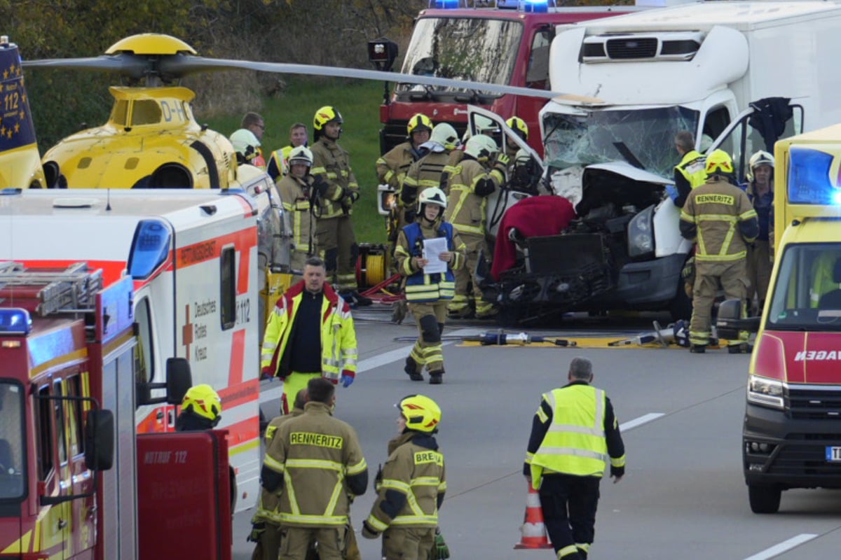 Hubschrauber-Einsatz nach Unfall auf der A9 bei Wiedemar: Transporter kracht gegen Lastwagen