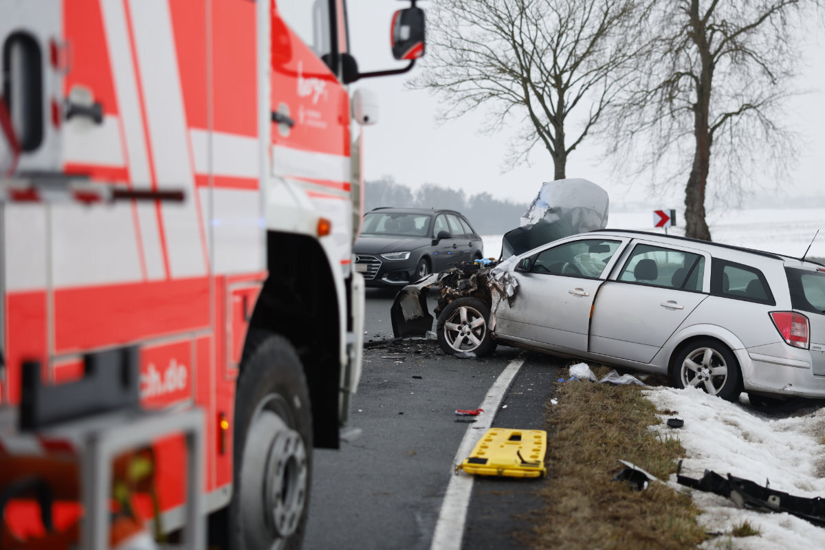 Frontalunfall zwischen Twingo und Opel in Erlangen-Höchstadt: Mehrere ...