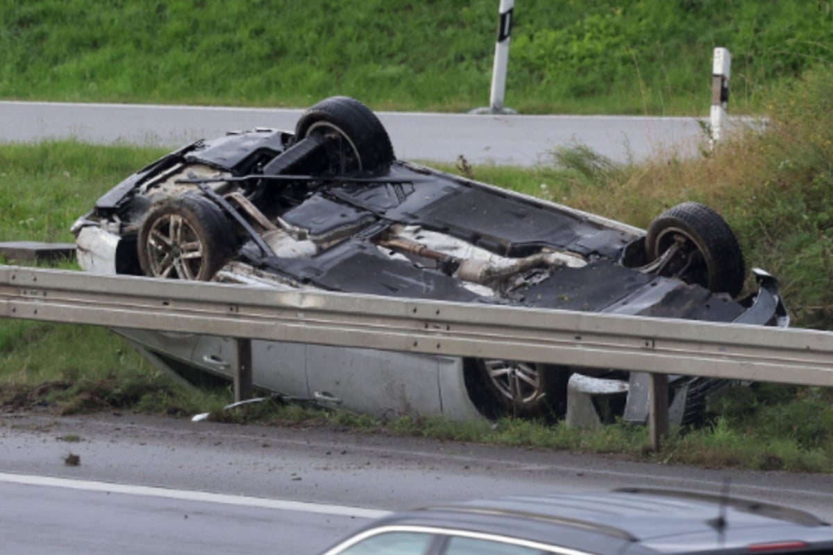 Unfall A4: Auto kommt von Fahrbahn ab und landet auf dem Dach