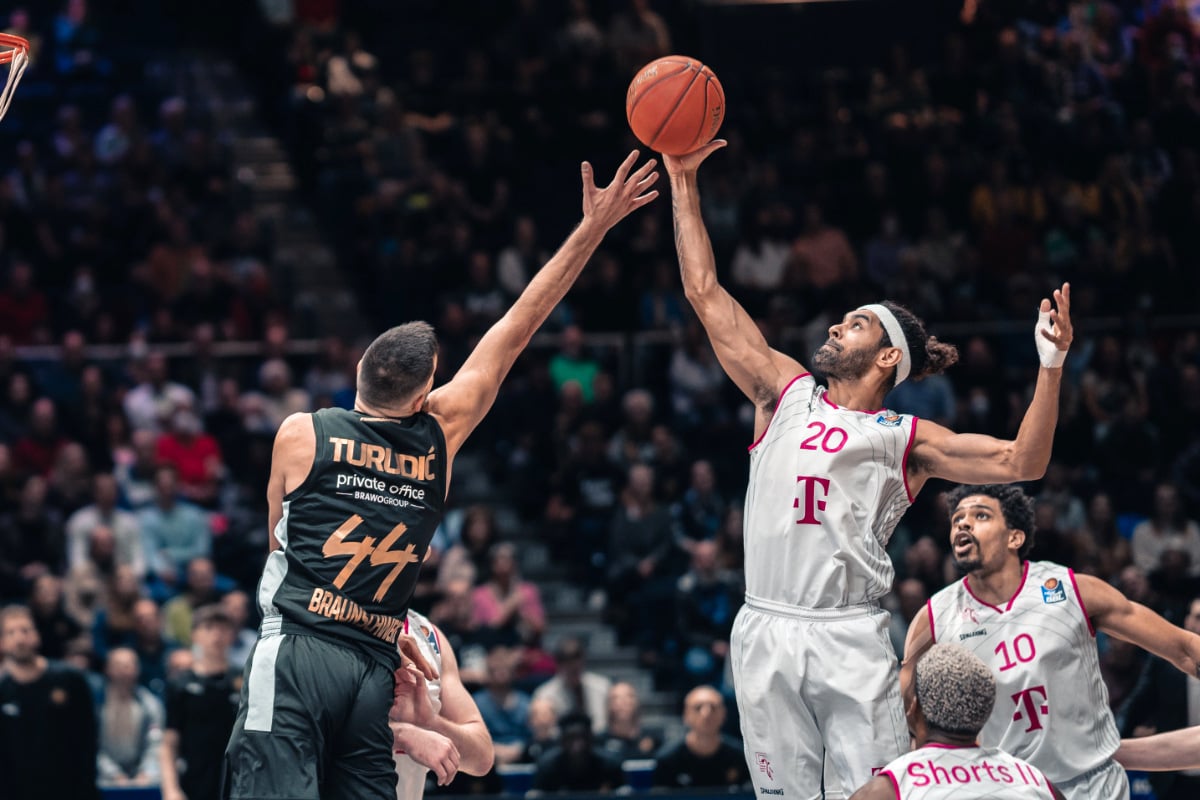 Ab sofort gibt's die neuen Trikots der Telekom Baskets