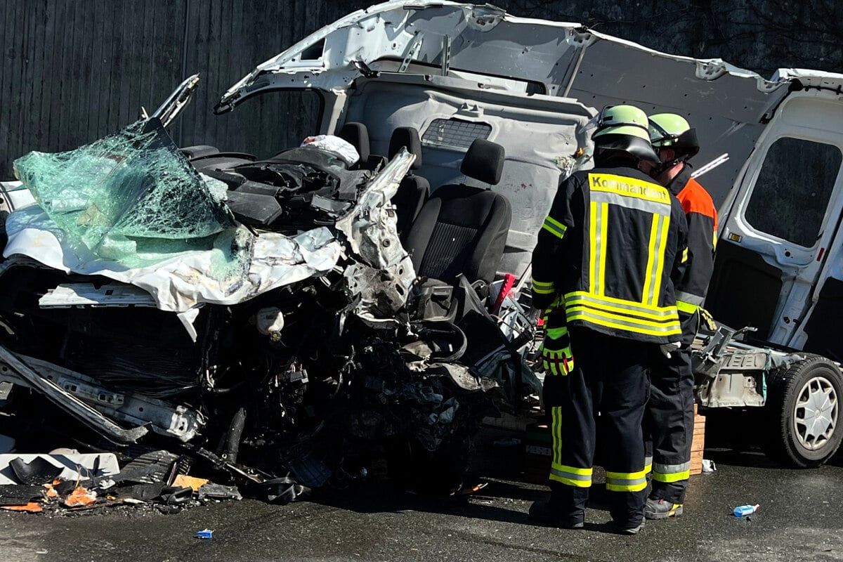 Kleintransporter kracht in Sattelzug: 67-Jähriger stirbt bei Horror-Crash