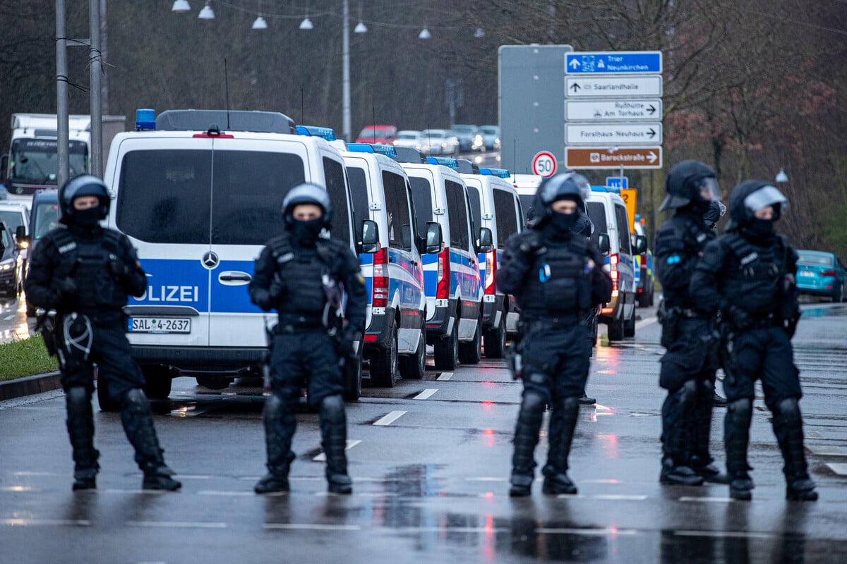 Video zeigt Treppen-Sturz! Polizist soll 1860-Fan in Rücken getreten ...