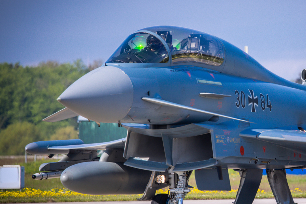 Bundeswehr-Jets durchbrechen Schallmauer über Berlin
