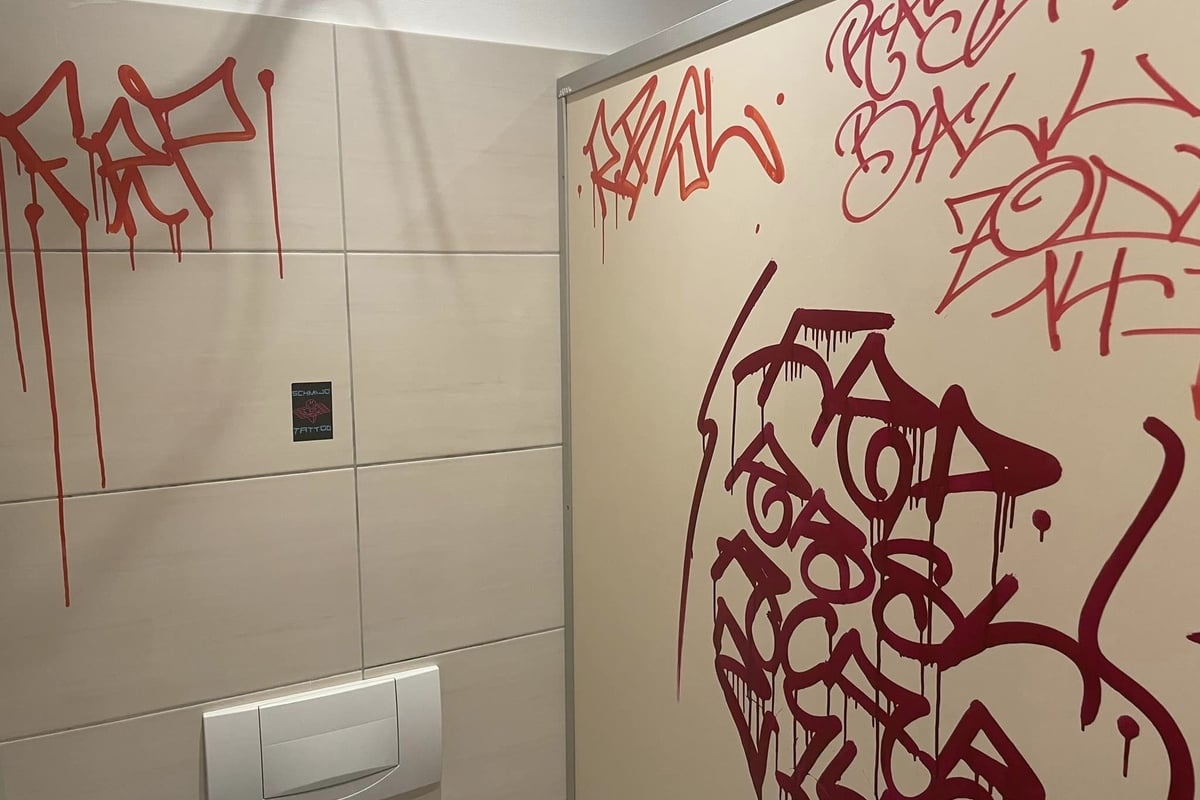 Klo der Leipziger Vodkaria mit RB-Leipzig-Schriftzügen beschmiert ...