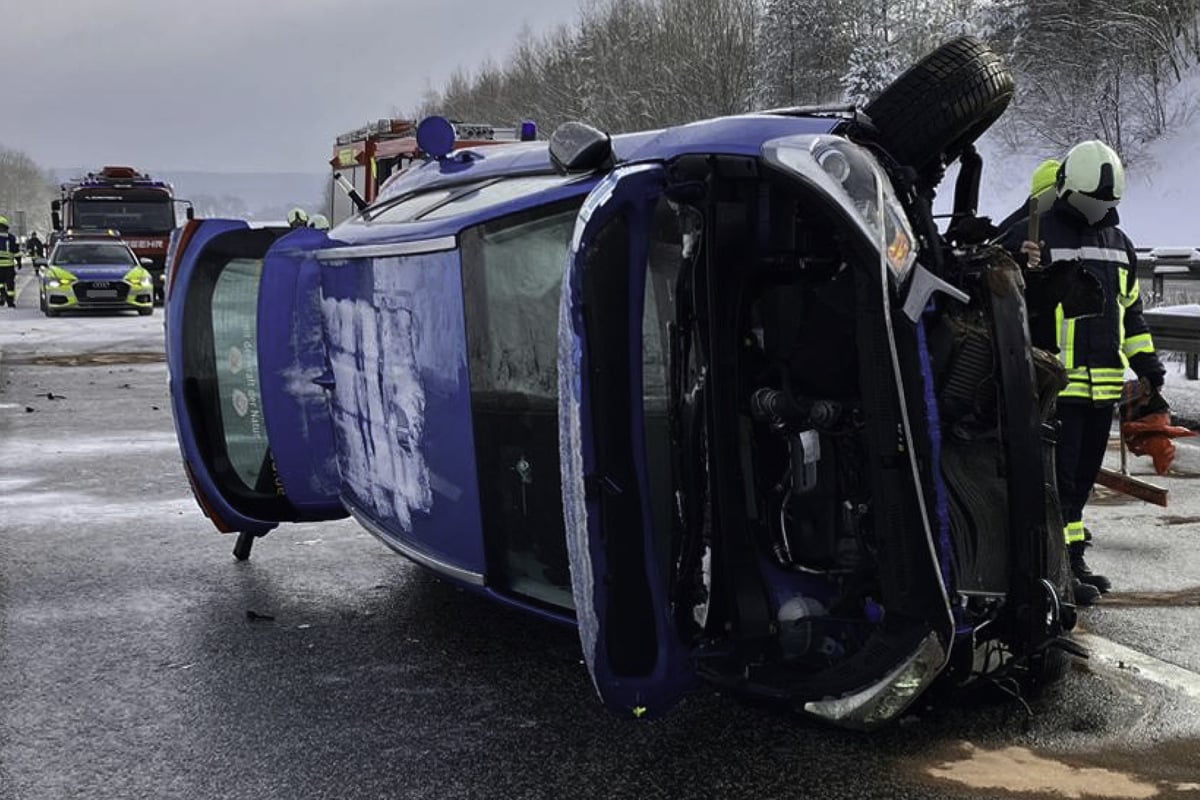 Unfall auf A38 - Auto überschlägt sich - zwei Verletzte