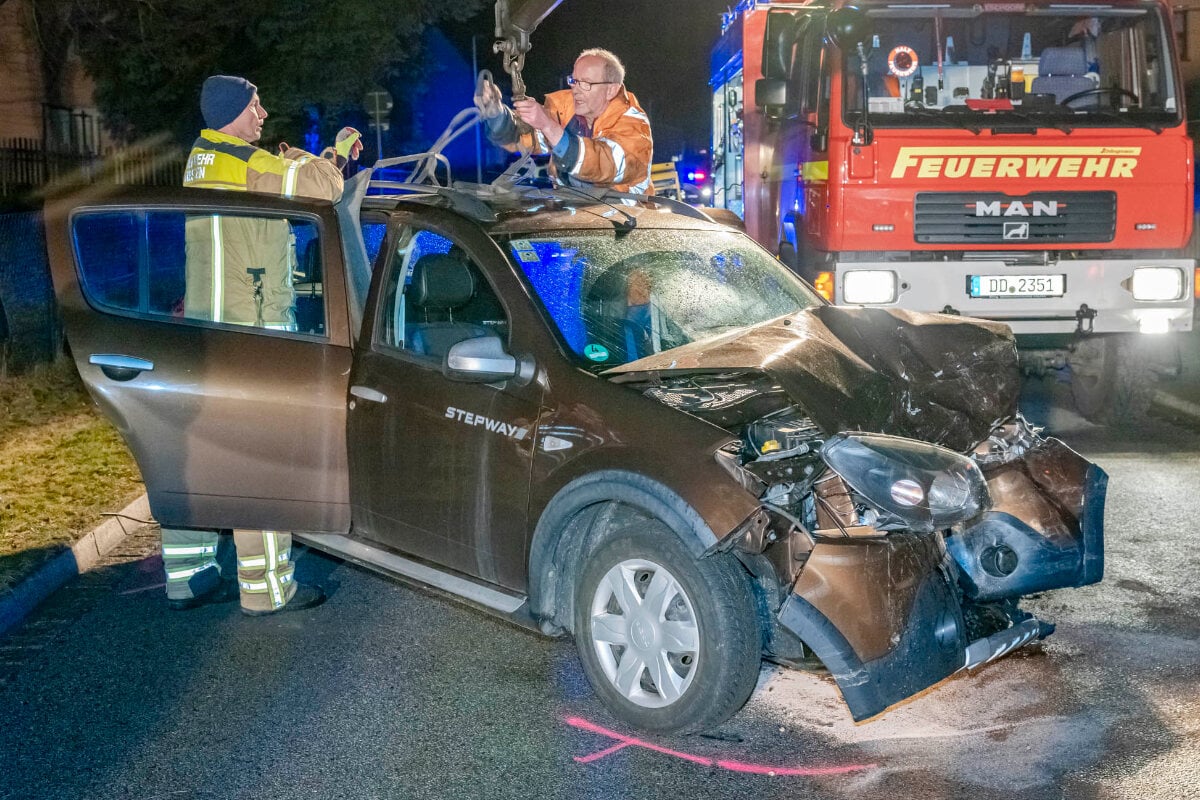 Unfall in Dresden: Dacia und Mitsubishi krachen zusammen! Beide Fahrerinnen verletzt