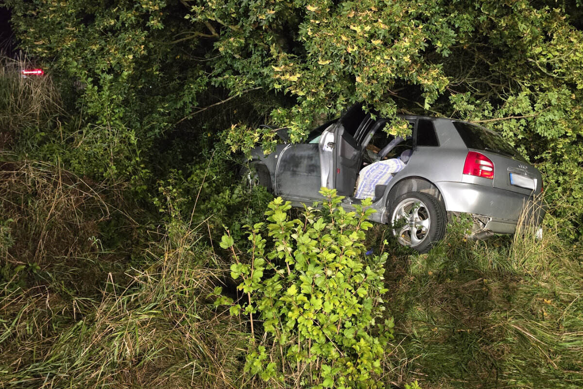 Unfall in Biburg (Bayern): Fahrer bewusstlos aus Auto geborgen, Drohnen ...
