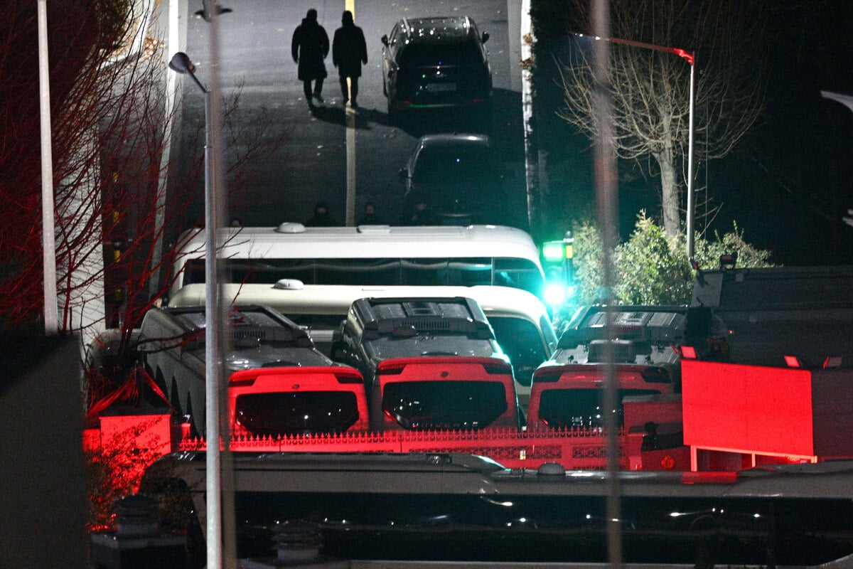 South Korea investigators arrive for latest attempt to arrest impeached ...