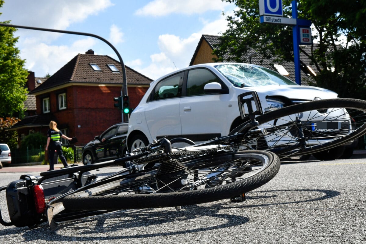 Unfall in Hamburg: Radfahrer wird von Auto angefahren und gegen Frontscheibe geschleudert