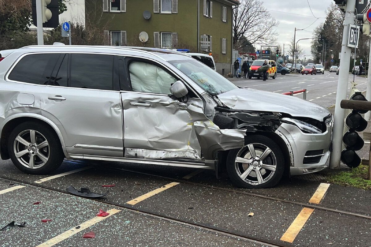 Unfall in Stuttgart: Volvo missachtet Ampel und kracht in Stadtbahn