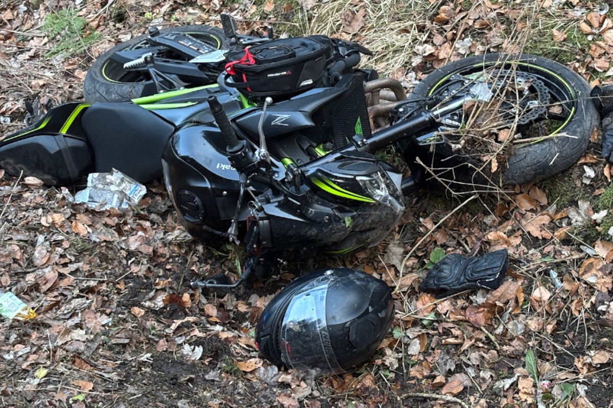 Schwerer Unfall im Erzgebirge: Biker stürzt, Straße gesperrt