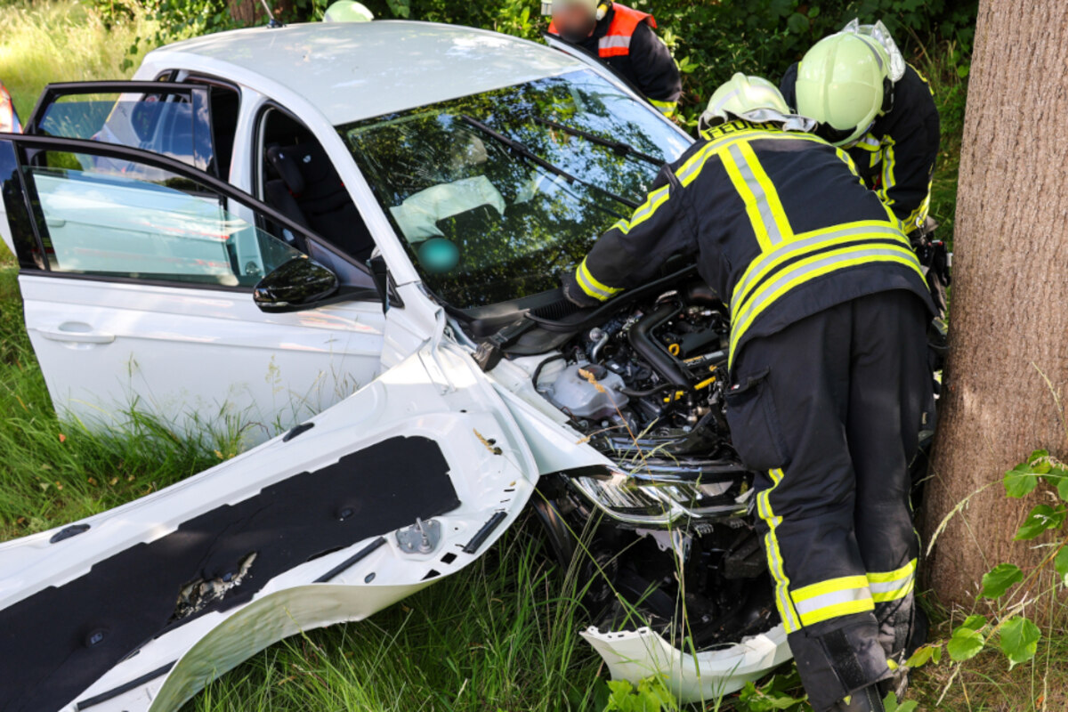 Unfall im Erzgebirge: VW kracht frontal gegen Baum