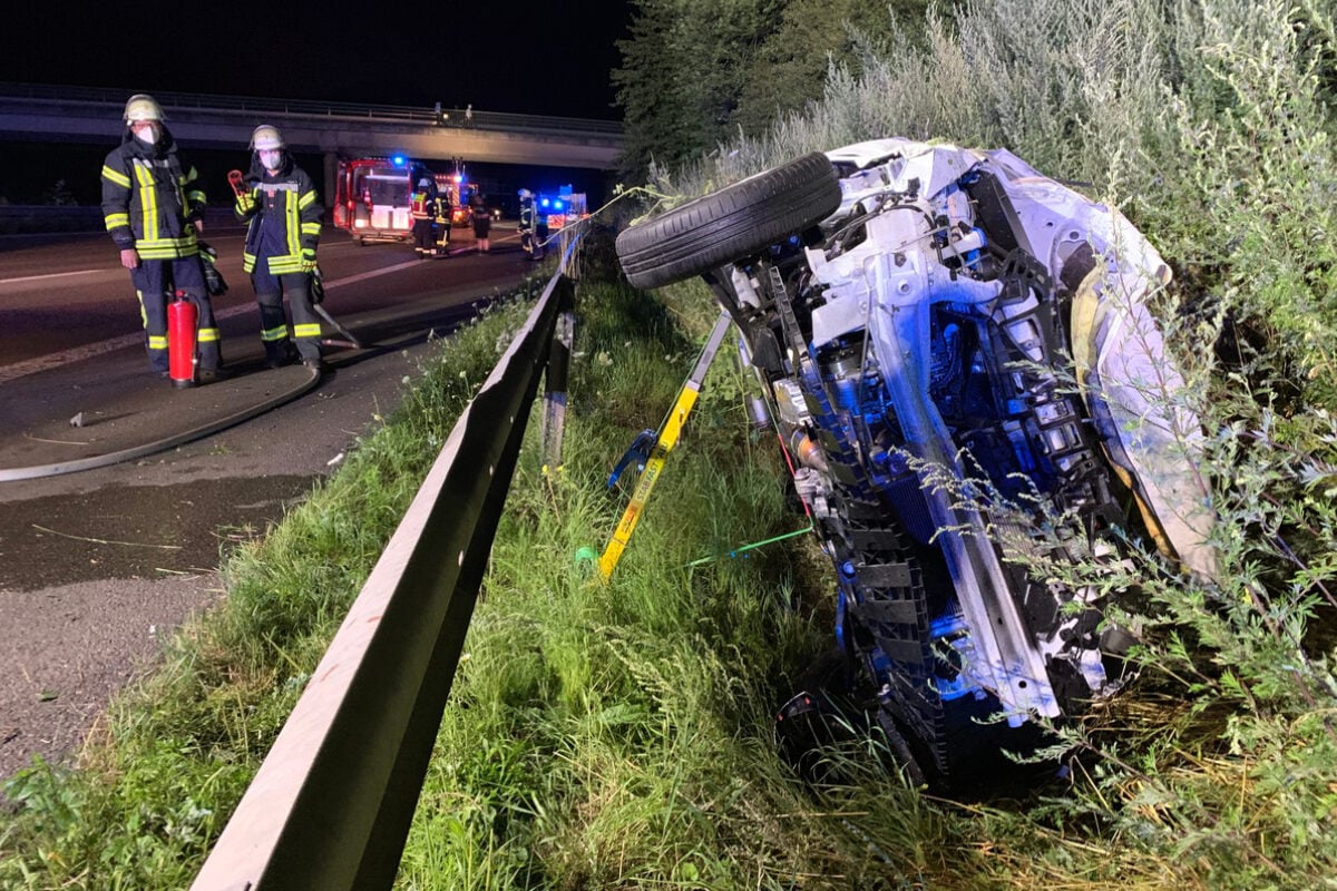 Heftiger Unfall auf der A2: Toyota überschlägt sich, drei Menschen verletzt, Totalschaden