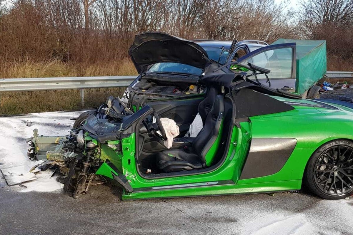 Unfall A4: Audi R8 auf Autobahn zerlegt - Trümmerfeld auf 400 Metern