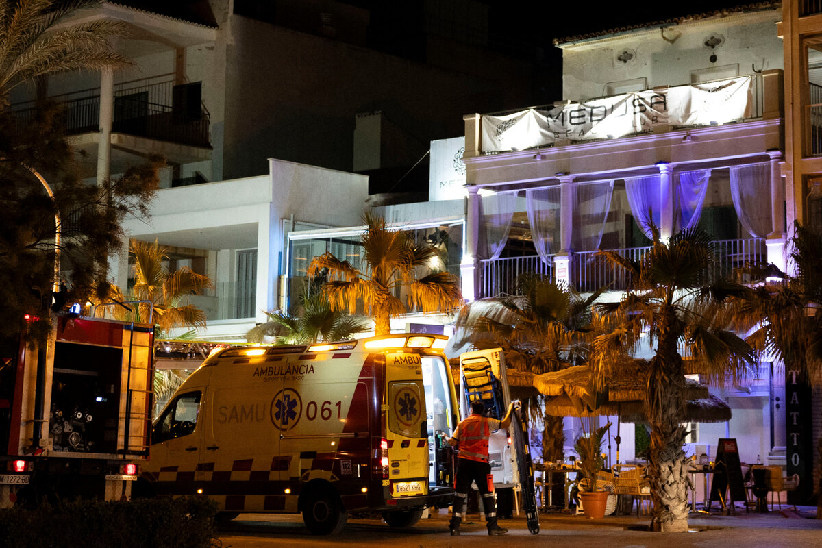 At least four killed and over 20 injured in horror restaurant collapse