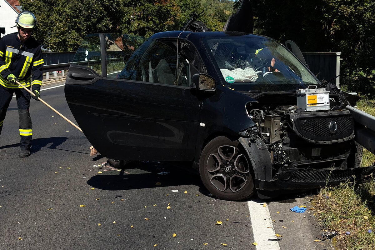 Unfall mit zwei Schwerverletzten: Corsa gerät in Gegenverkehr und kracht frontal in Smart