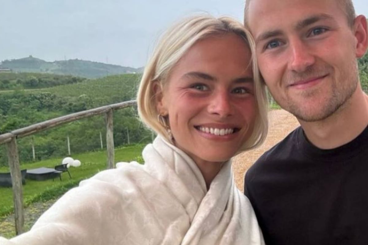 Zwischen zwei Spielen mit Nationalmannschaft: Star des FC Bayern heiratet heimlich Model-Freundin