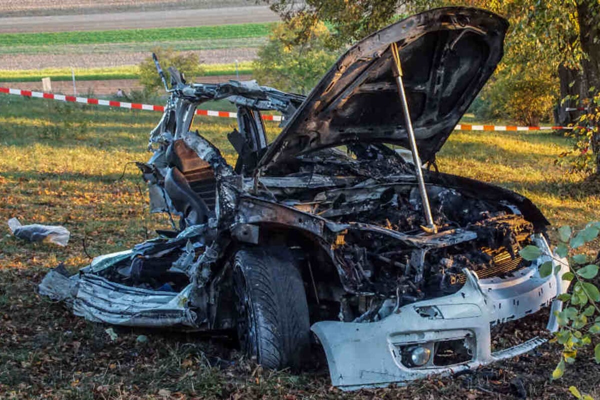Golf in zwei Stücke gerissen! 23-Jähriger stirbt bei Horror-Crash