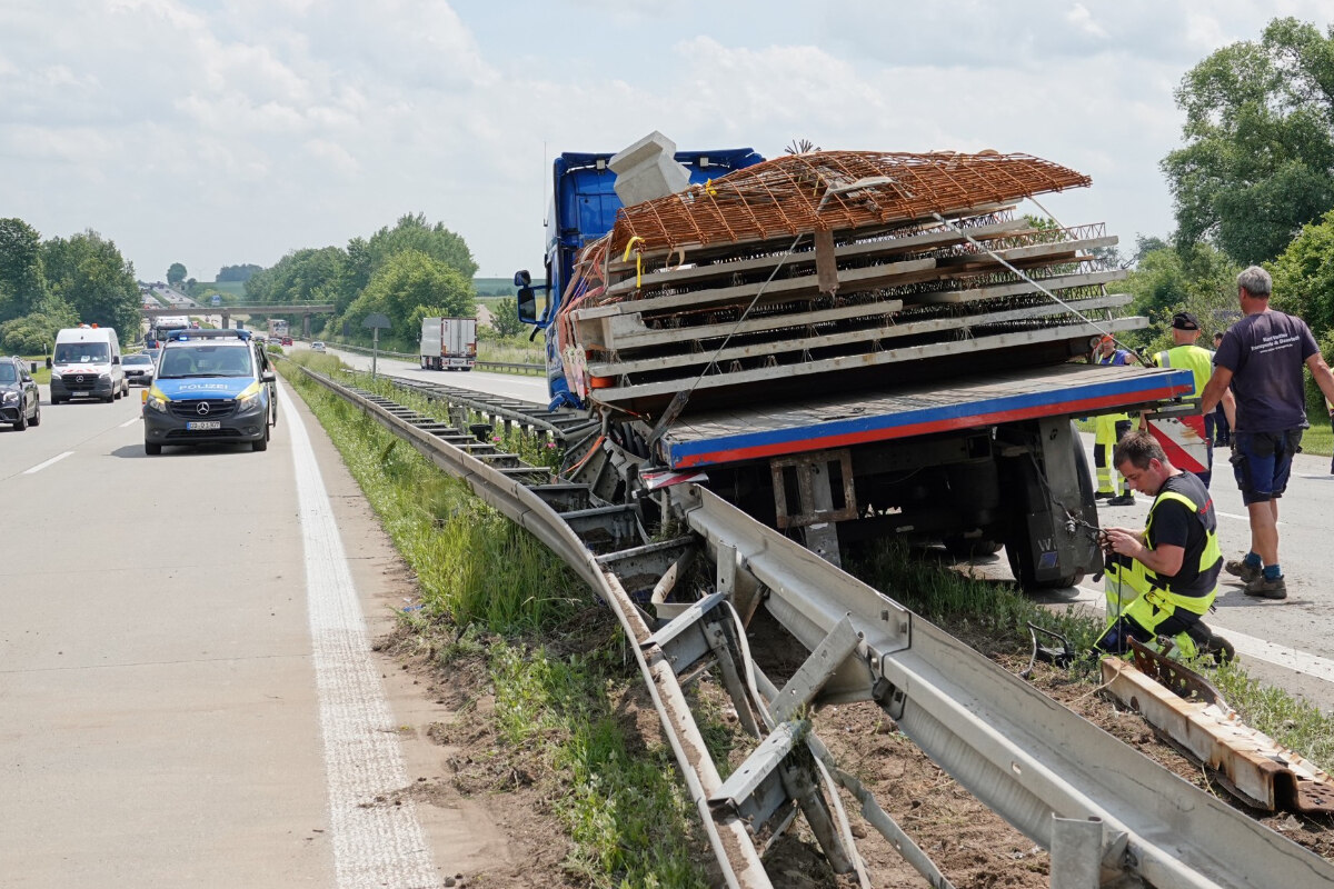 Lkw kracht auf der A14 bei "Hansens Holz" nach Reifenplatzer in Leitplanke