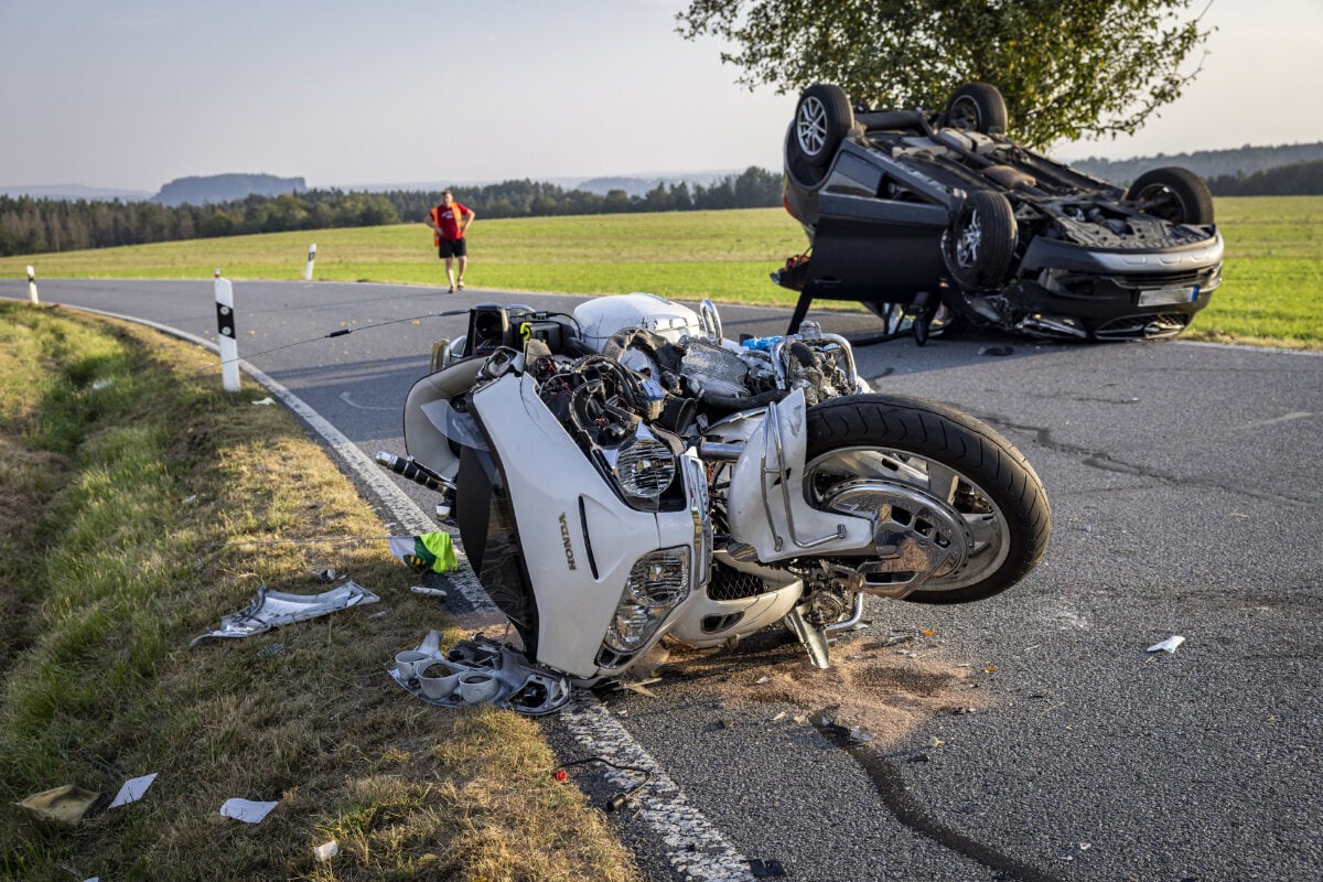 Motorrad kracht frontal gegen Opel: Fahrer (68) schwer verletzt