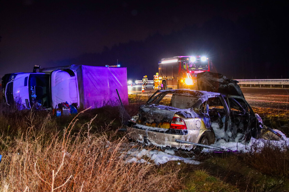 Auto geht bei Unfall auf der A10 in Flammen auf