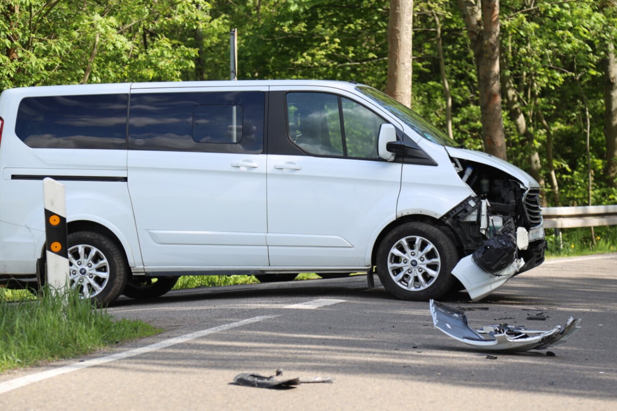 Unfall in Mittelsachsen: Zwei Transporter kollidieren auf Bundesstraße