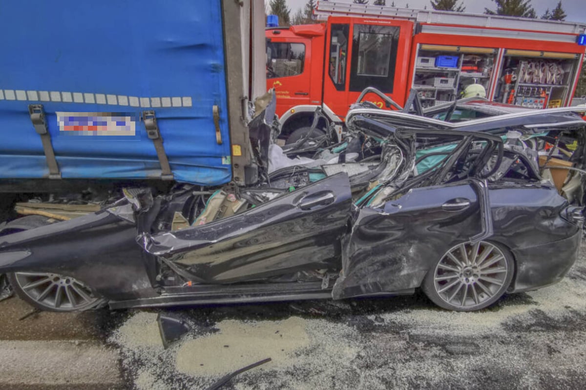 Unfall A7: Horror-Unfall - Autofahrer fährt auf Lastwagen auf und stirbt