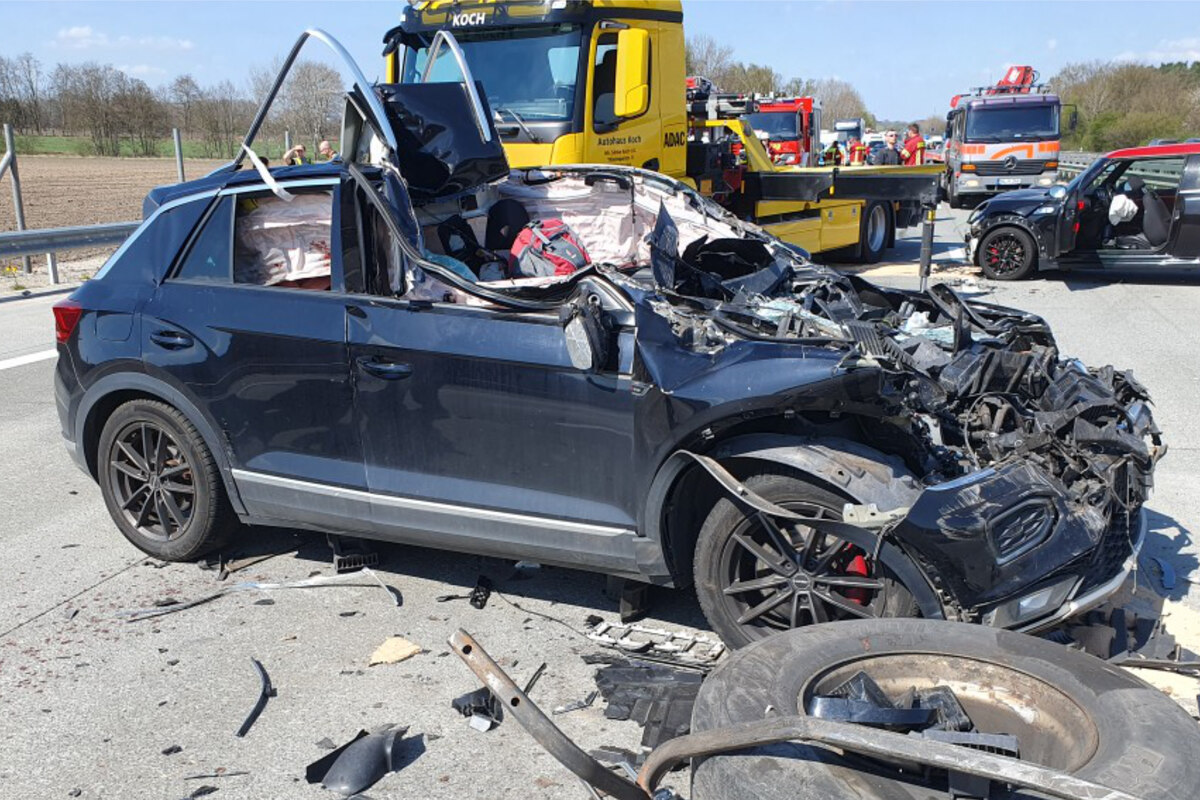 Unfall auf der A7 bei Toppenstedt: Eltern und Kleinkind schwer verletzt