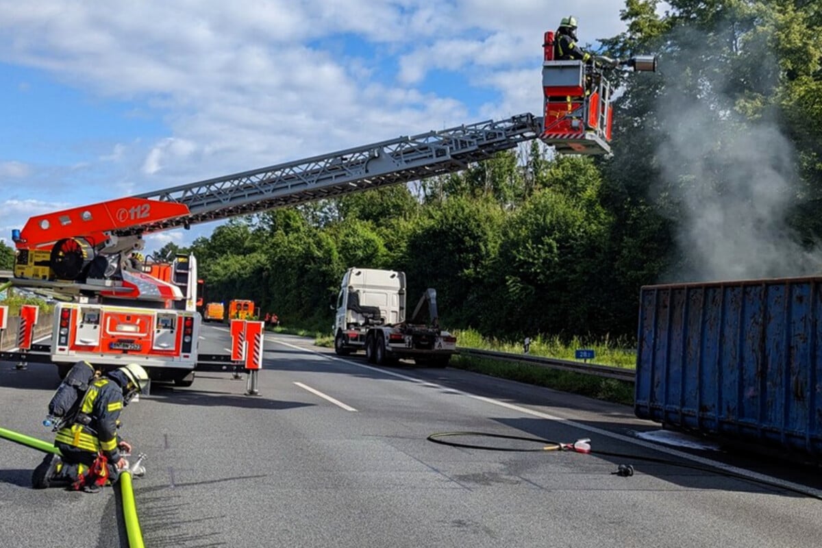 Unfall A59: Feuerwehreinsatz auf A59 bei Bonn - Container fängt ...