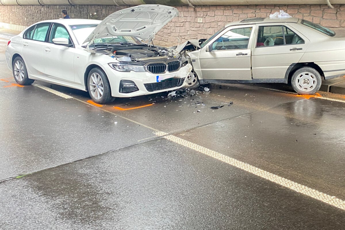 Zwei Schwerverletzte in Achern bei Frontal-Unfall unter der Brücke