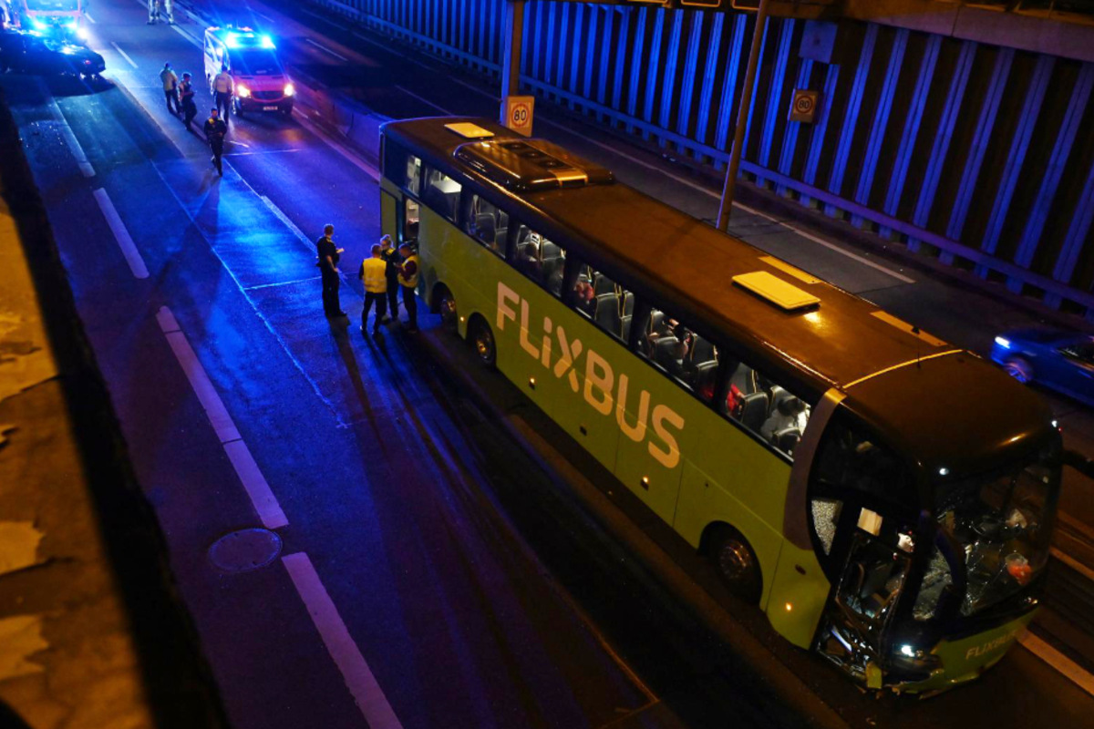 Unfall A111: Reisebus prallt gegen Auto - 27-Jähriger schwer verletzt!