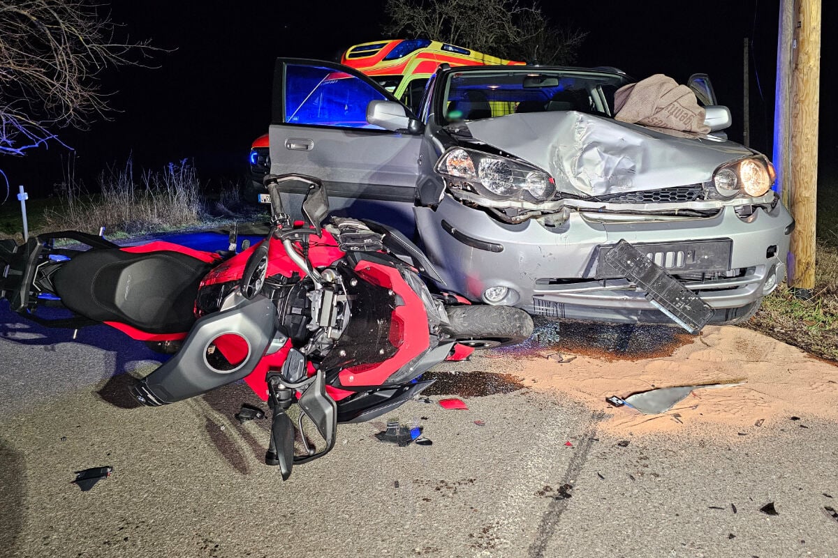 Mülsen - Auto und Motorrad krachen frontal zusammen: Drei Verletzte