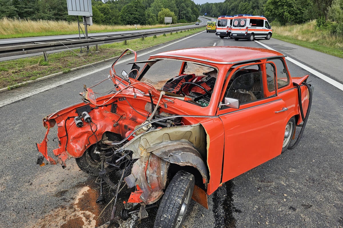Unfall auf A72: Sechs Verletzte nach Trabi-Crash in Sachsen
