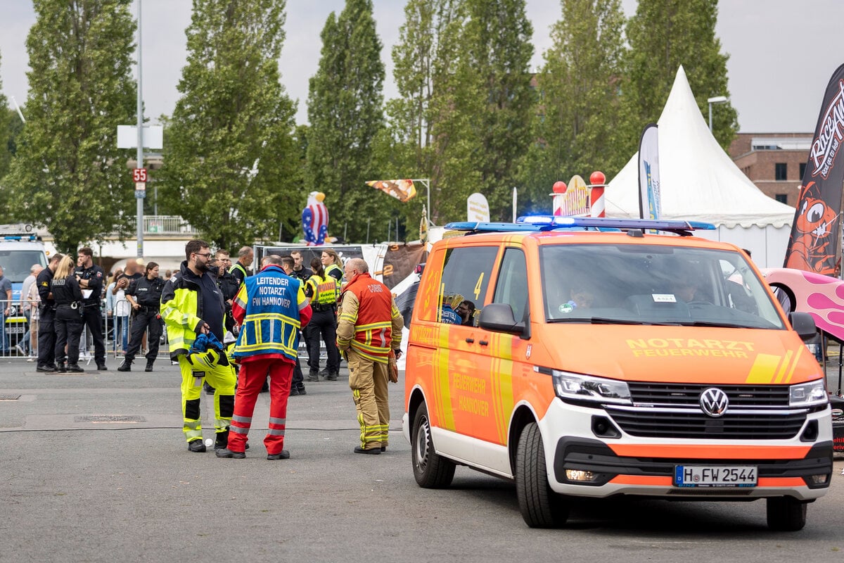 Street Mag Show Hannover: Auto rast in Menschenmenge