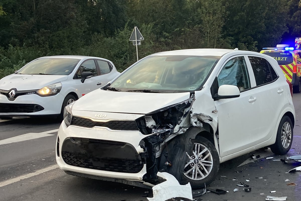 Bergheim: Zwei verletzte Frauen bei Frontalunfall an Kreuzung