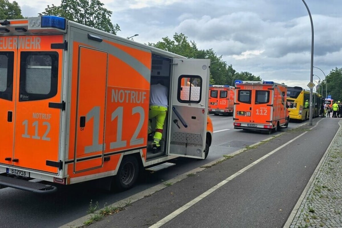 Schwerer Unfall in Berlin-Spandau: Bus und Auto krachen ineinander ...