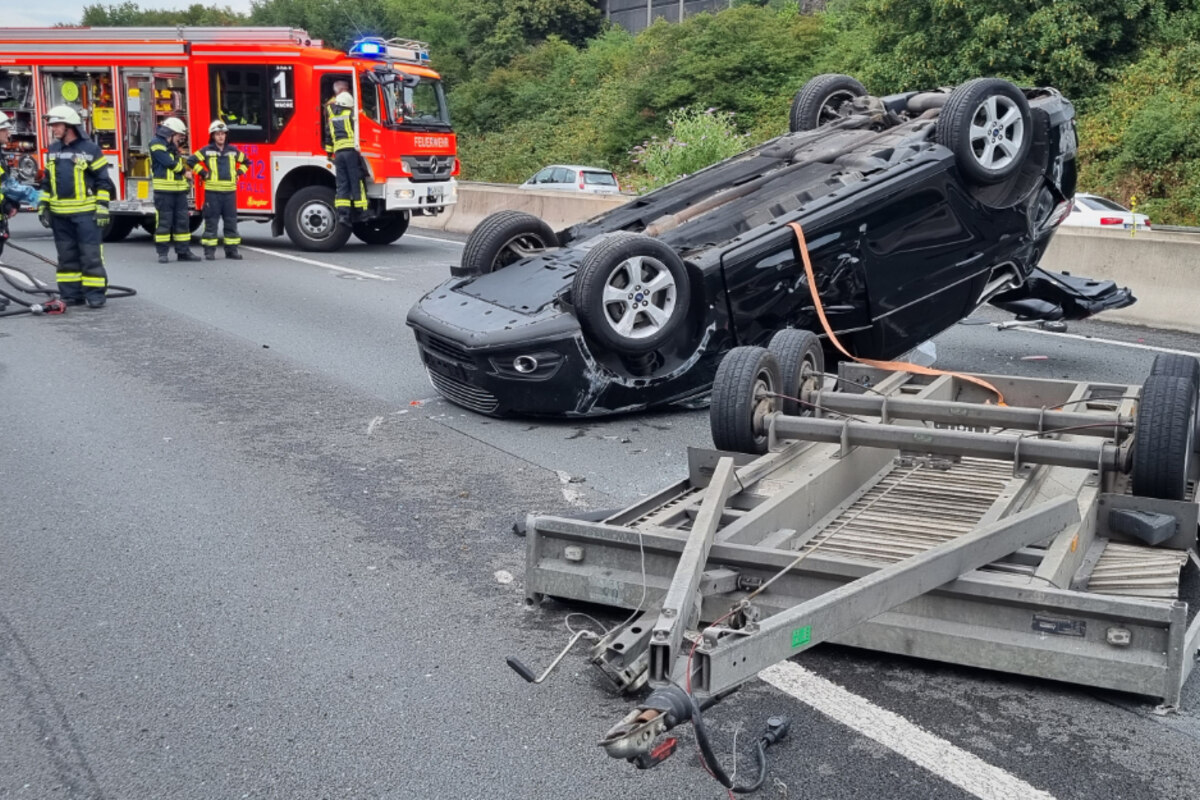 Unfall A3: Ford löst sich auf A3 von Anhänger und überschlägt sich ...