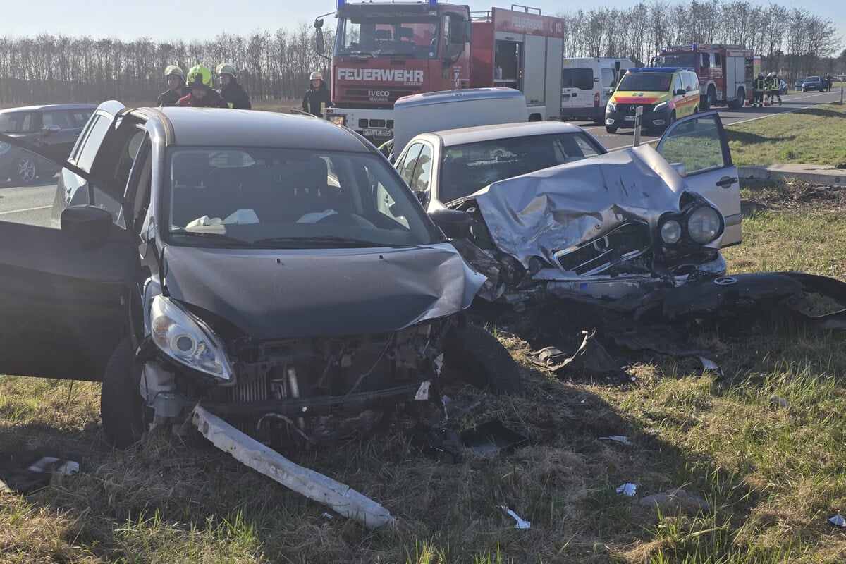 Schlimmer Frontal-Crash auf B102: Auch ein Kleinkind unter den Verletzten