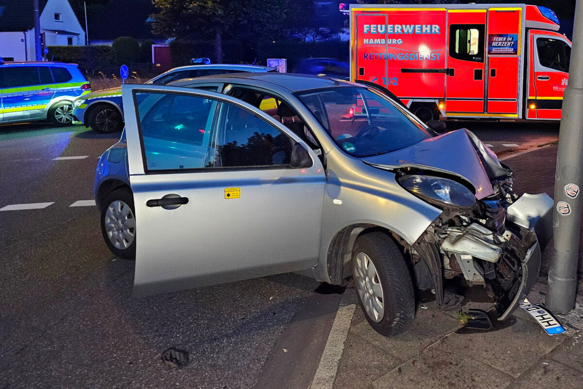 Unfall in Hamburg: Auto kracht gegen Ampel! Waren beide Insassen betrunken?