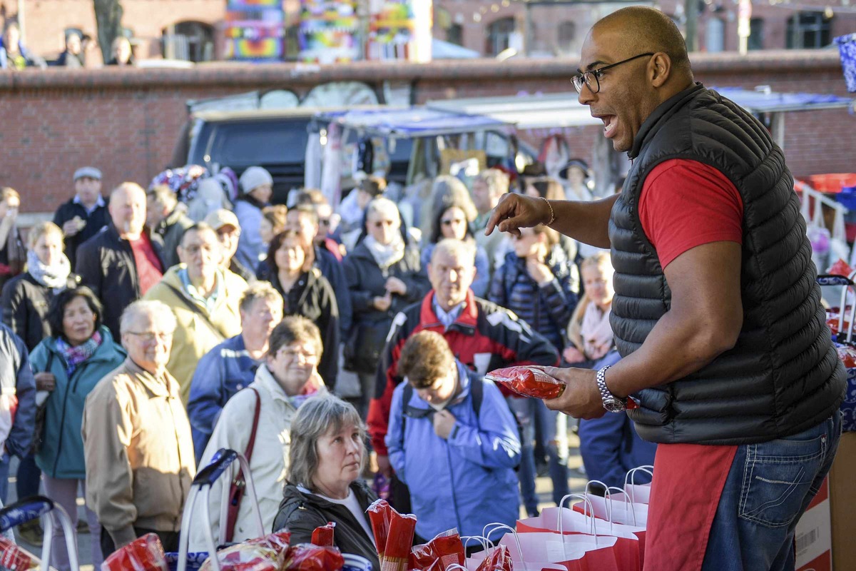 Marktschreier kehren zurück: Hamburger Fischmarkt öffnet in gewohnter ...