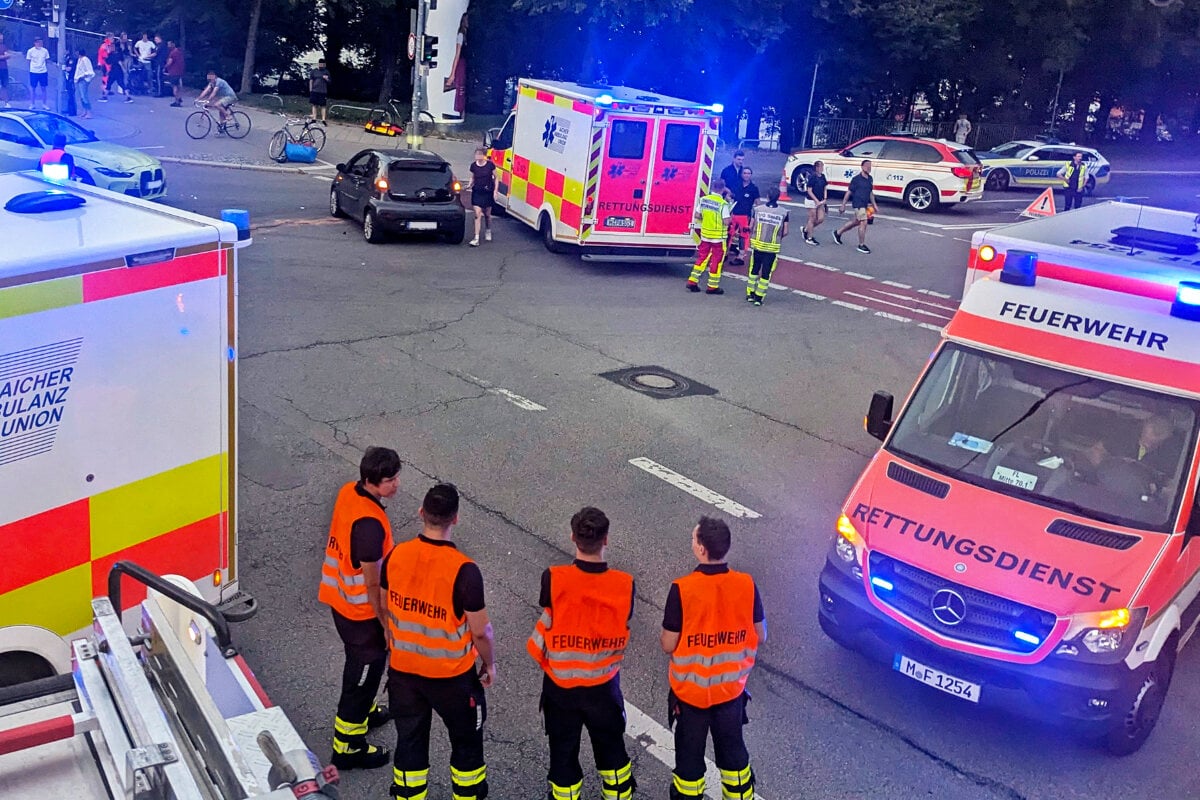 Unfall in München: Biker kracht auf Kreuzung in BMW! Motorradfahrer schwer verletzt