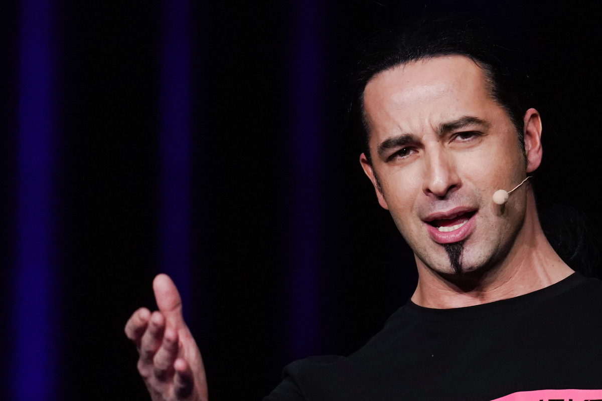 Riverboat: Gruppen-Kuscheln bringt Bülent Ceylan an seine Grenzen ...