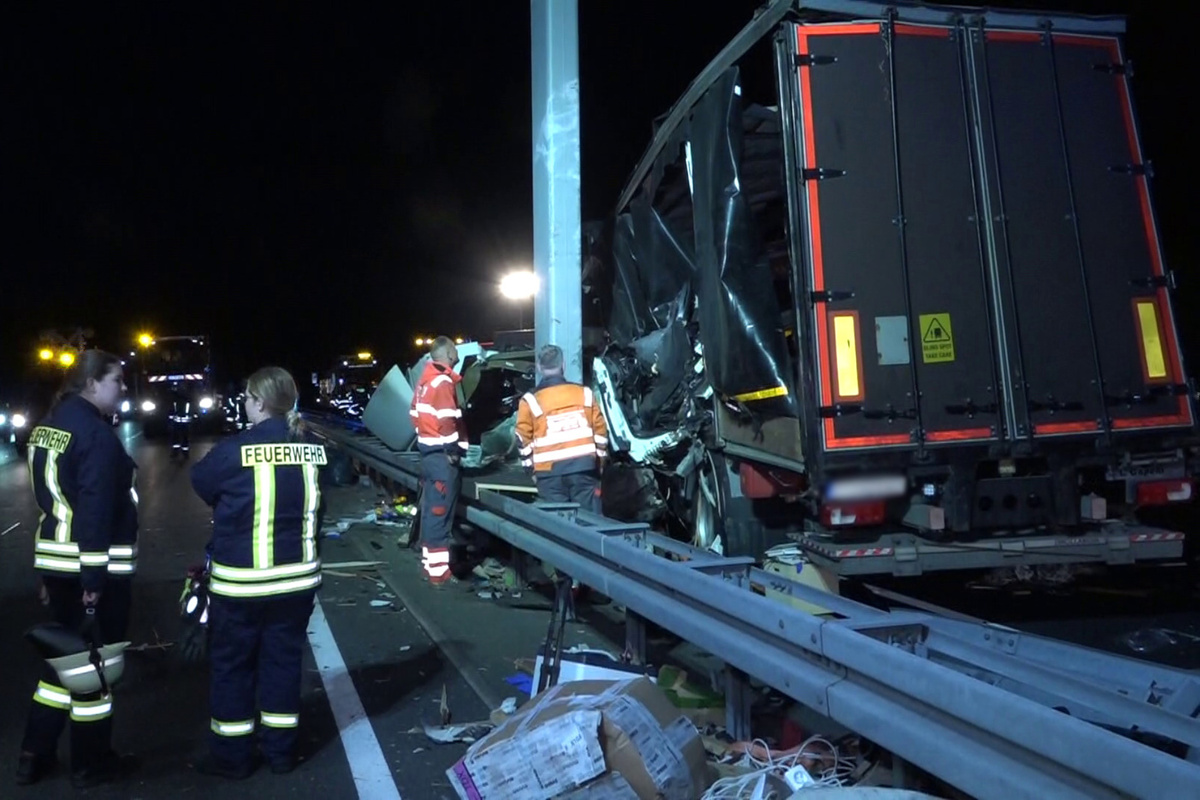 Lkw kracht gegen Betonpfeiler: Zwei Tote bei tragischem Unfall auf der A2