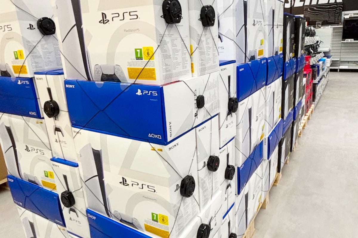 In diesem neuen MediaMarkt gibt's die PlayStation 5 Slim am Samstag (5. ...